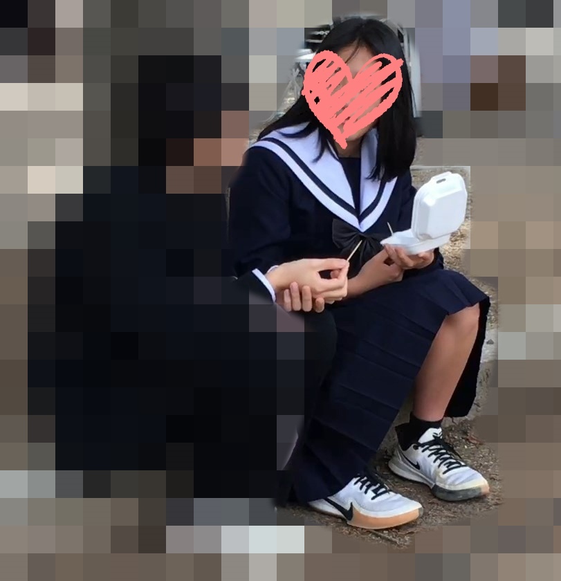 妄想vol.176「制服で食事中のM字常時チラ…」：MM｜爽やかロングヘアーのセーラー服JKの座りパンチラ。ボカシの奥はどーなってんの？│チラリ部